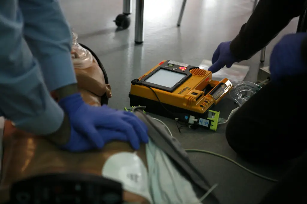 How to use a defibrillator safely – Free CPR Training